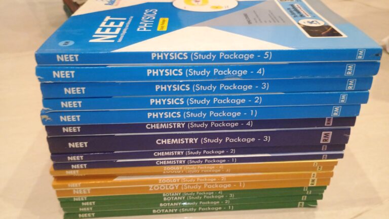 AAKASH NEET STUDY MATERIAL With Extra Books 2025 Edition Combo Pack of ...