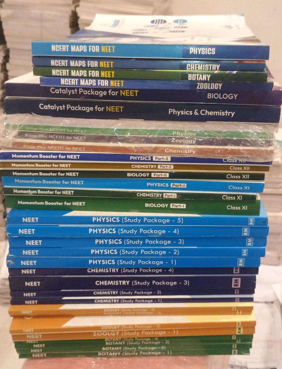 AAKASH NEET STUDY MATERIAL With Extra Books 2025 Edition Combo Pack of ...